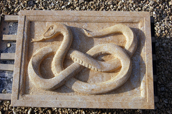 Heraldic Stone Carving- finely carved heraldry in stone | Stoneletters